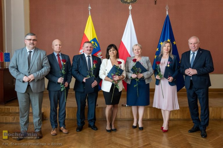 Pracownicy powiatu odznaczeni za długoletnią służbę - LISTA i ZDJĘCIA ...